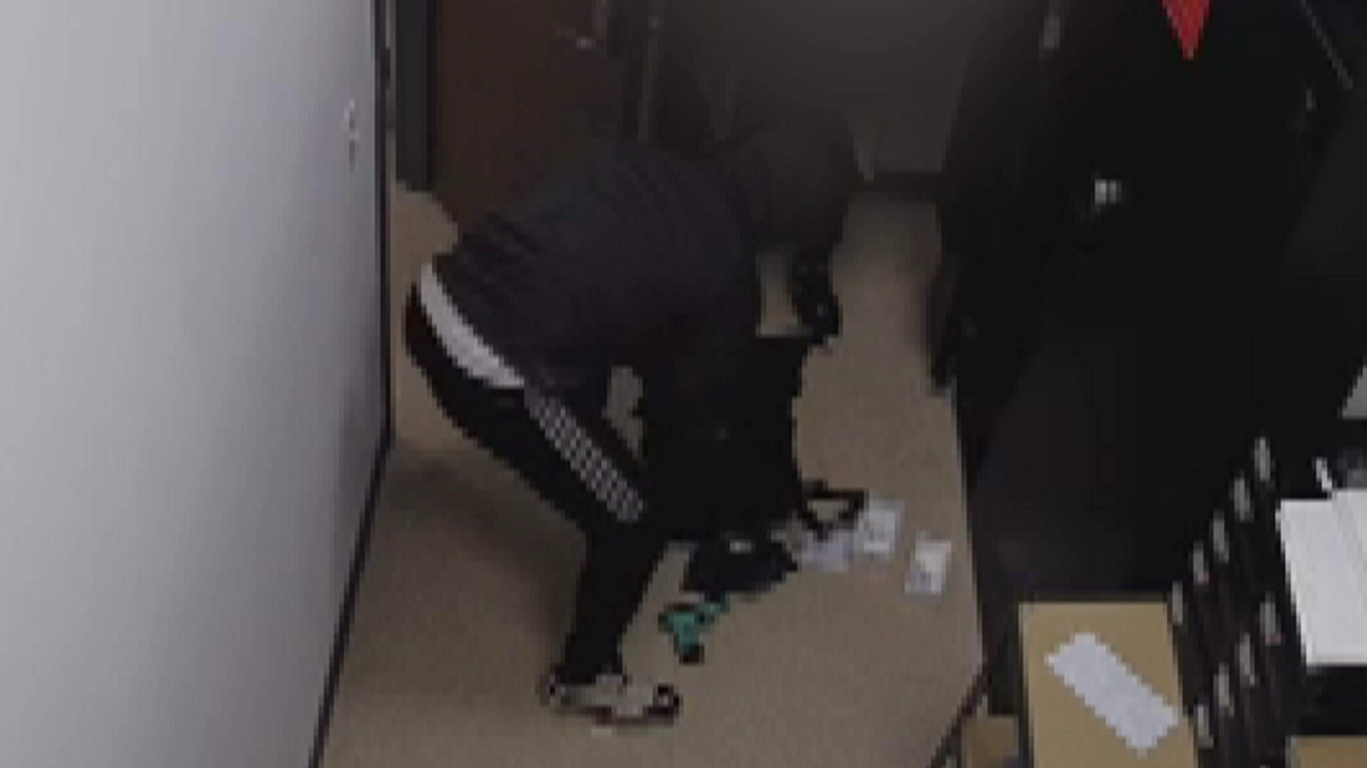 Cell phone store robber with distinctive gun caught on camera | wthr.com