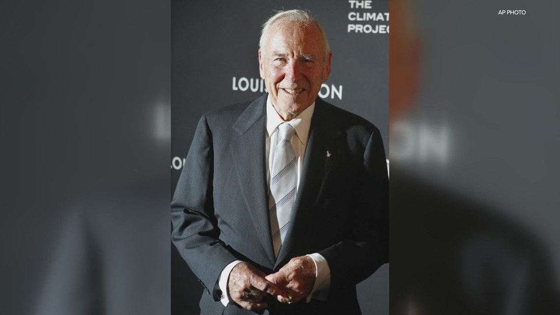 Apollo 13 moon mission leader James Lovell dies at 97 | wthr.com