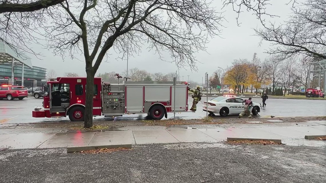 Deadly car explosion closes U.S./Canada border near Niagra Falls | wthr.com