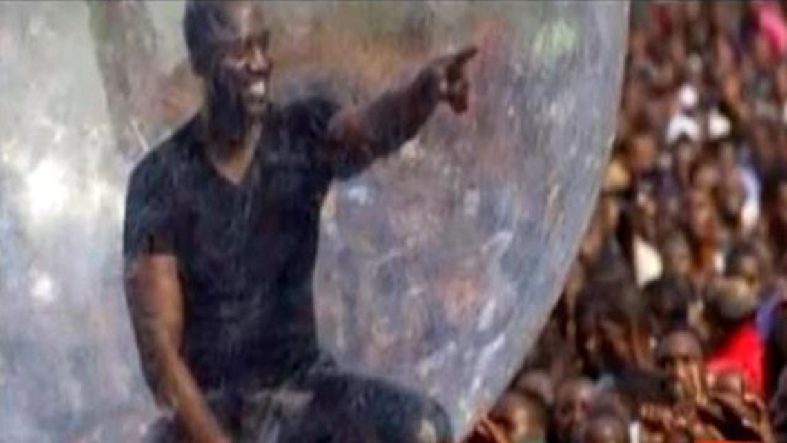 Akon draws criticism over crowd-surfing inside bubble | wthr.com