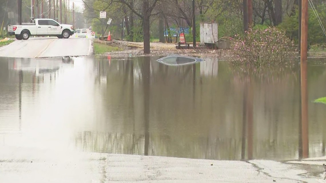 Man helps driver escape rising water as Indianapolis sees heavy rain ...