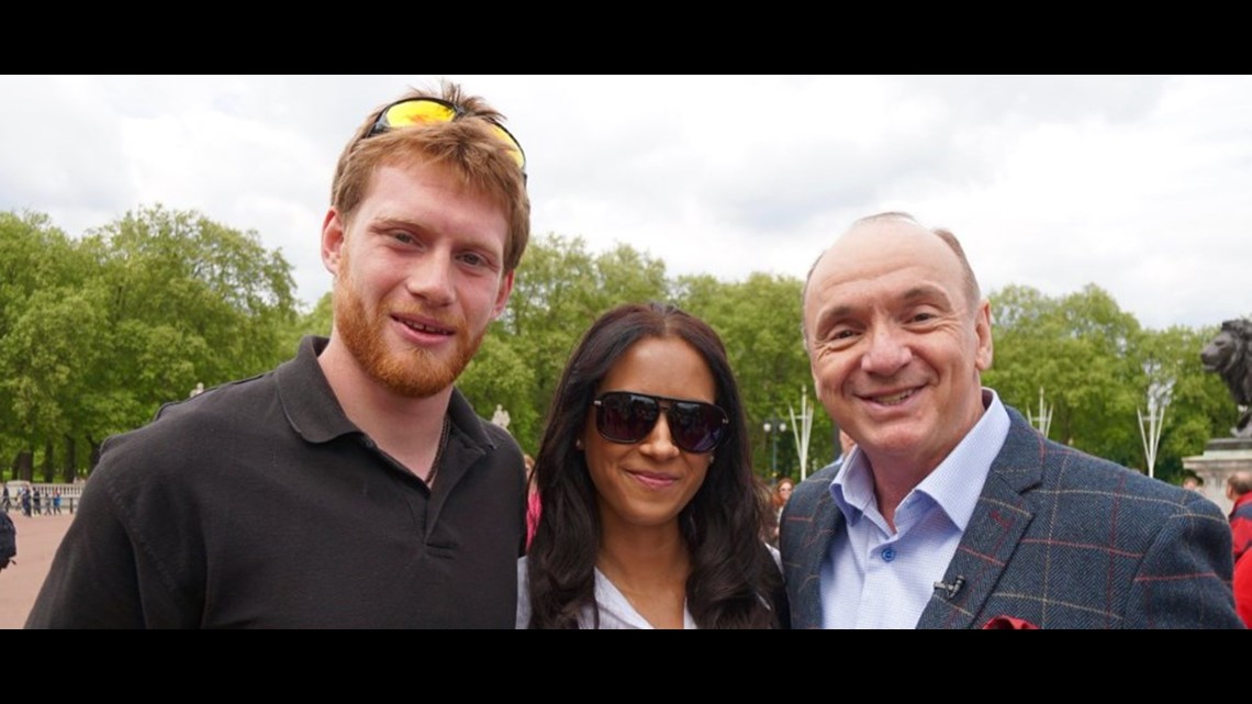 Prince Harry, Meghan Markle look-alikes pose for photos with fans ...