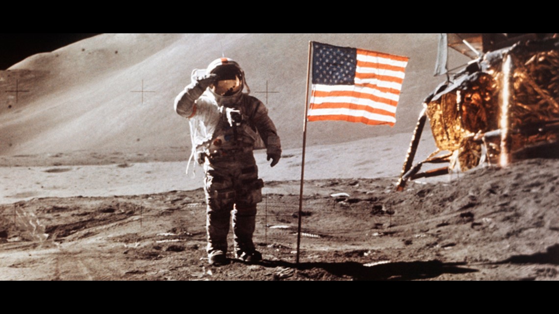 Pence calls for landing US astronauts on moon in 5 years | wthr.com