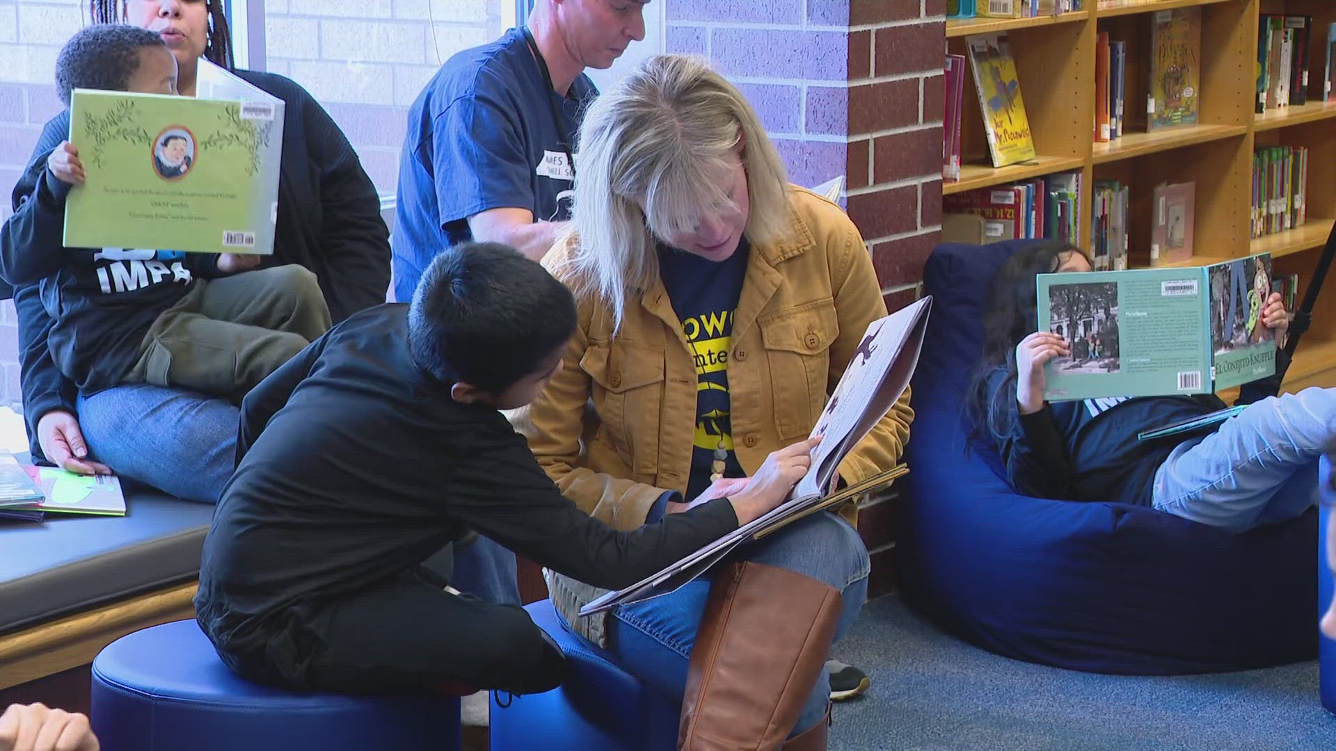Big Ten Conference donates library to IPS James Lowell School 51 | wthr.com