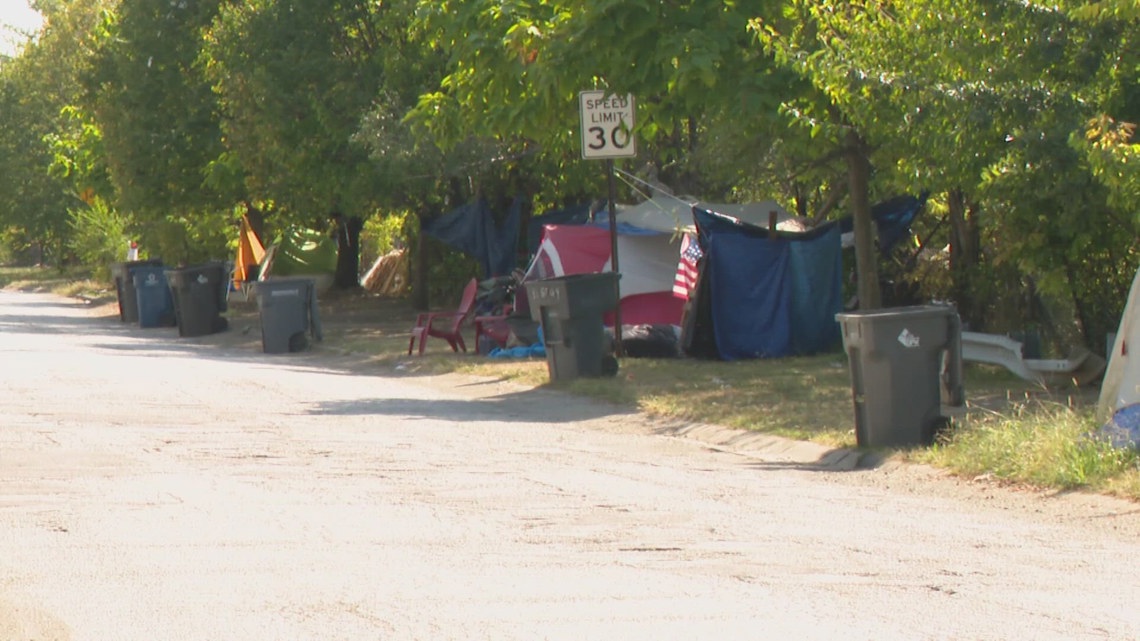 Fountain Square homeless encampment cleared by police in Indy | wthr.com
