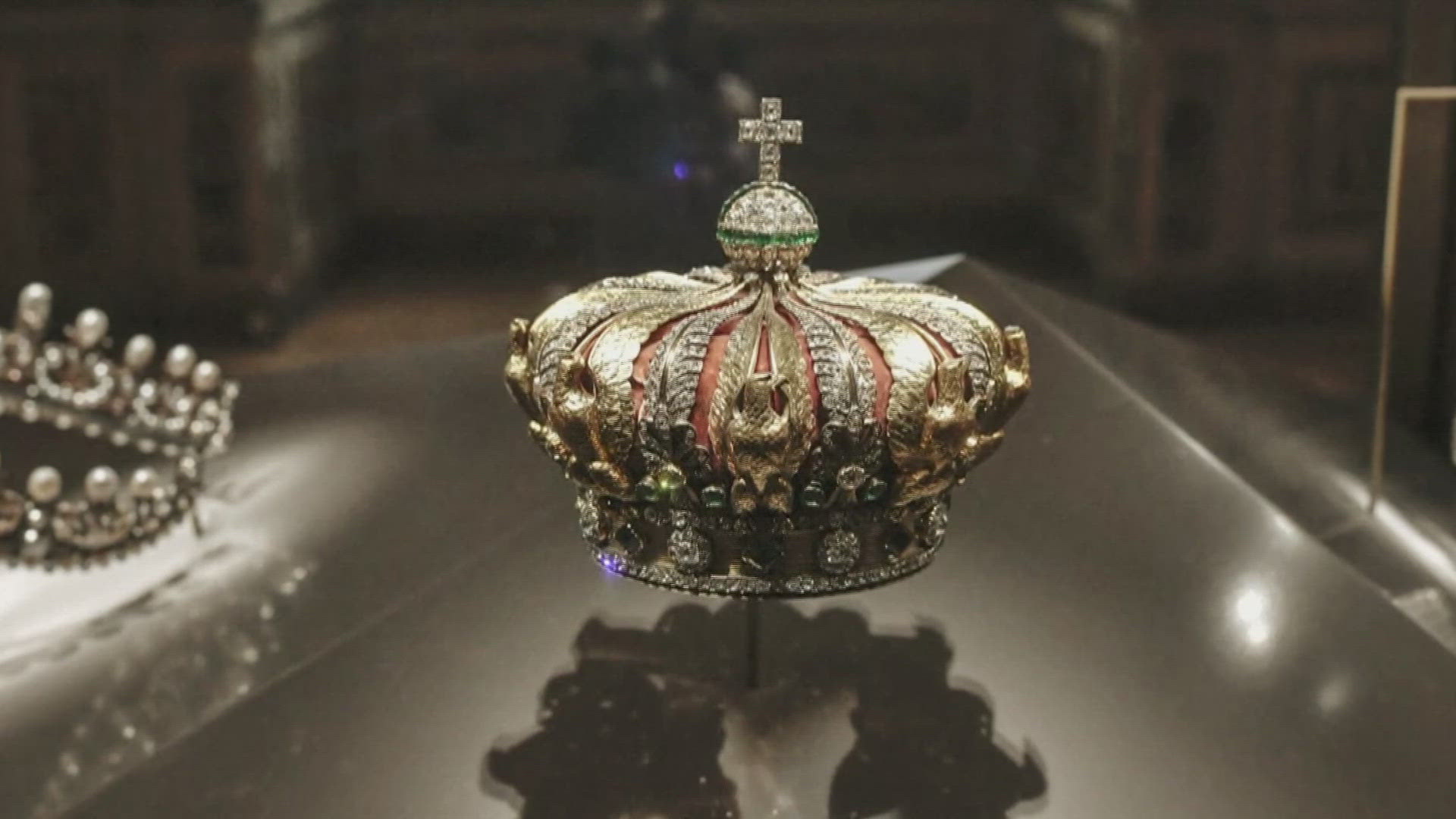 Louvre heist caught on camera; police continue search for suspects ...