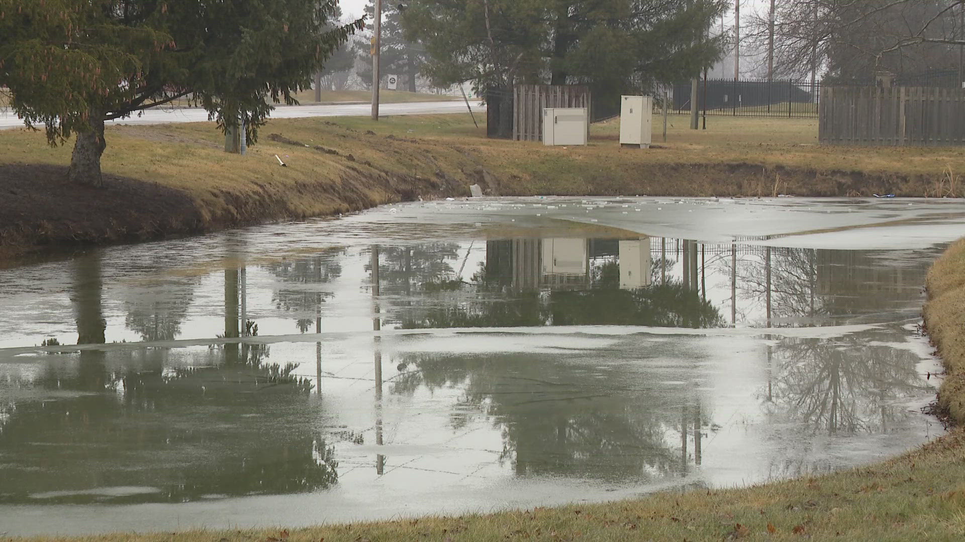 2 people left with minor injuries after cars crash into Indy pond | wthr.com