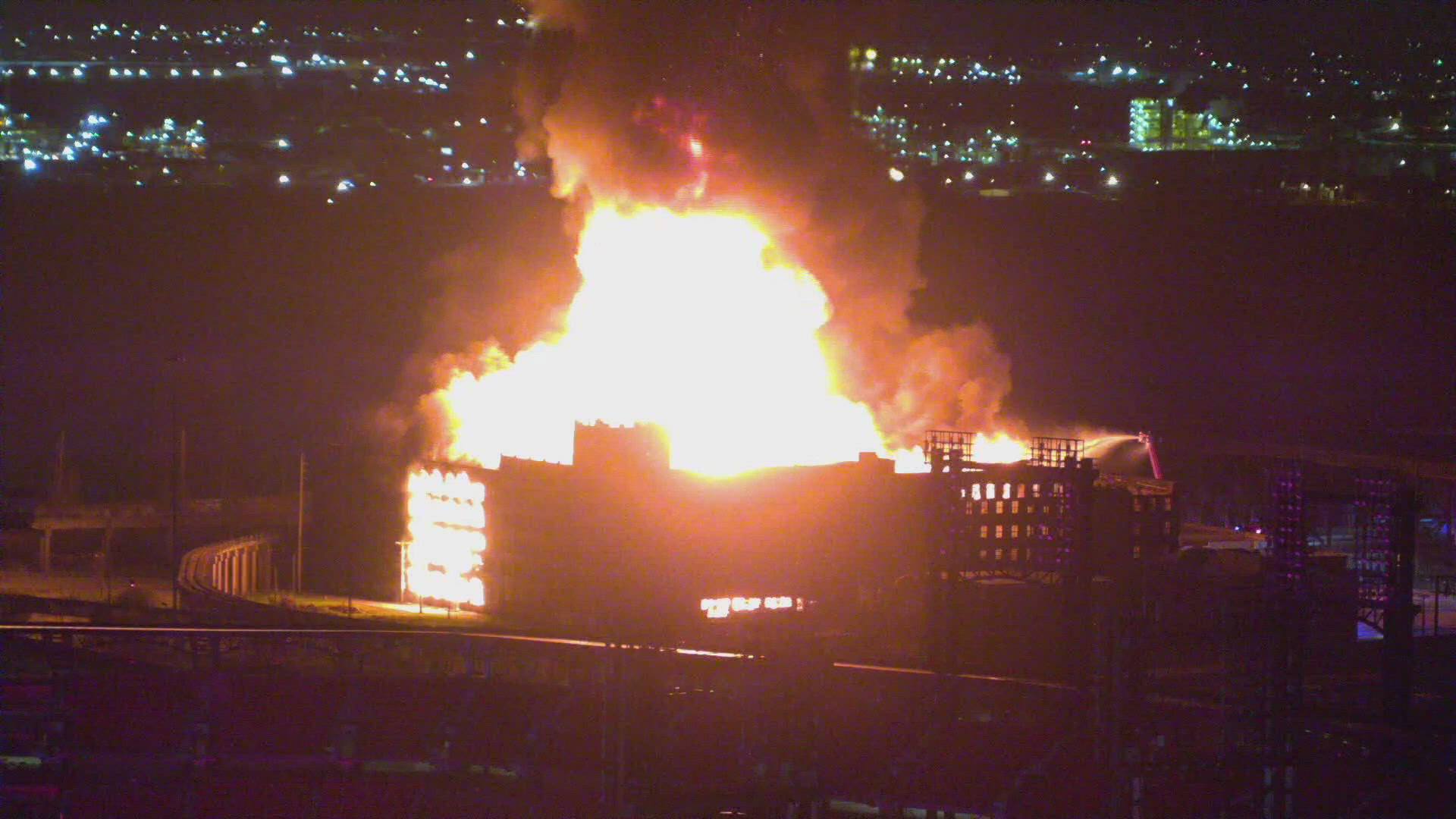 Large fire engulfs several warehouses in downtown St. Louis | wthr.com