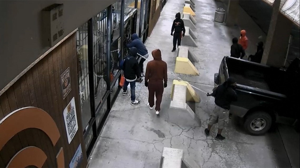 Gang of bold thieves yank out door in Houston gun store heist | wthr.com