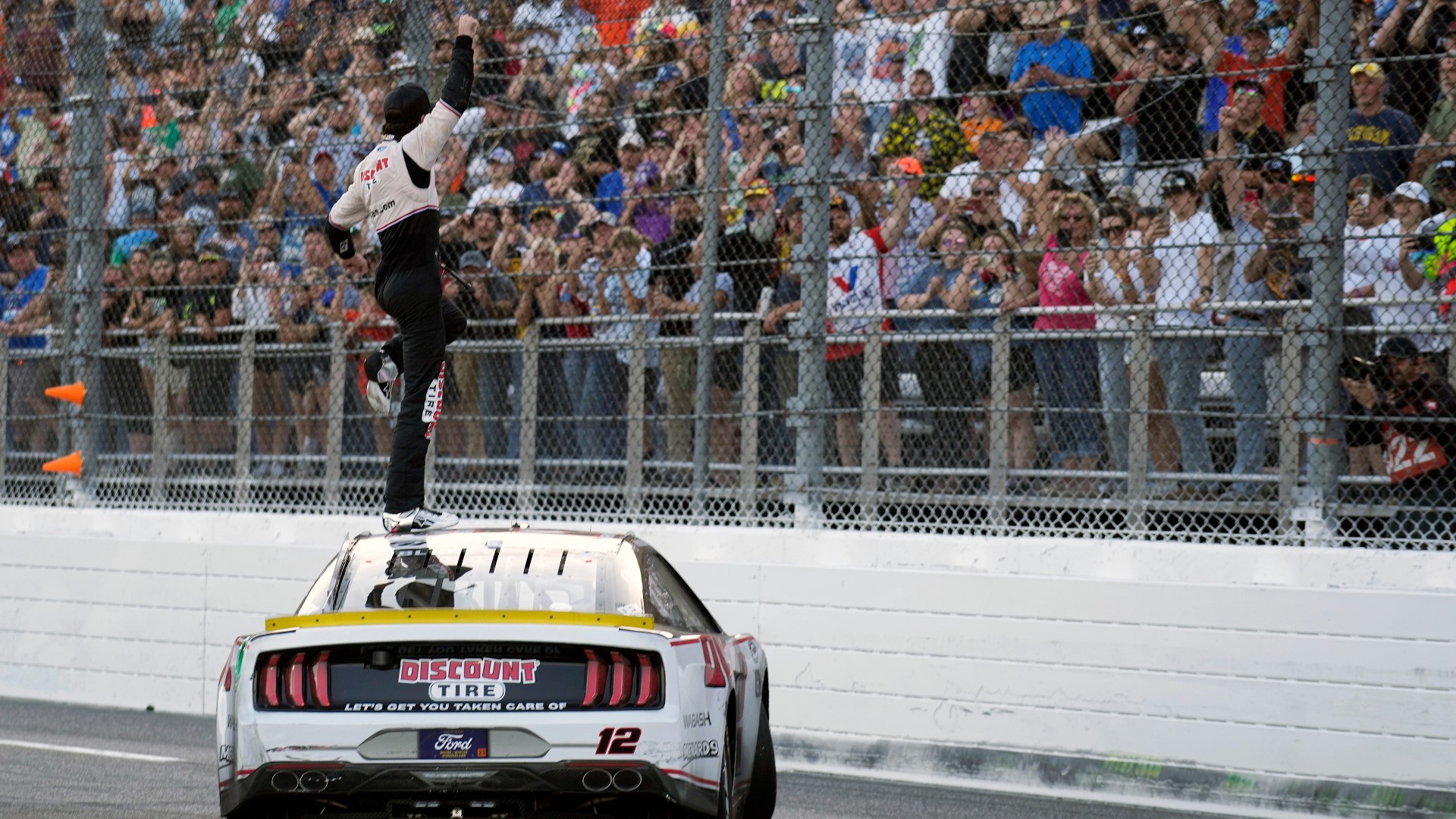 Ryan Blaney wins Martinsville to advance to NASCAR championship | wthr.com