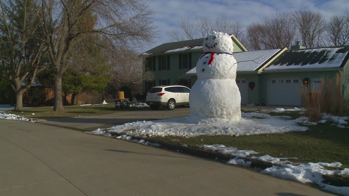 Iowa family builds 15-foot snowman | wthr.com