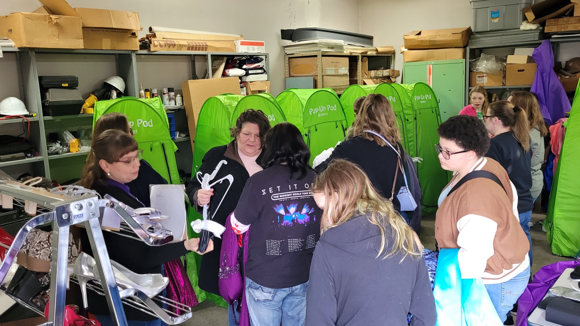 Event helps nearly 200 teens find their perfect dress, suit | wthr.com