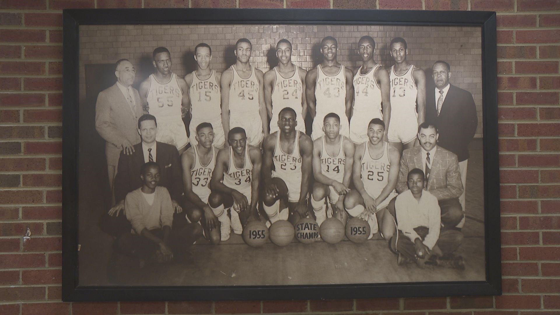 Indy school performs show to pay tribute to historic Black team | wthr.com