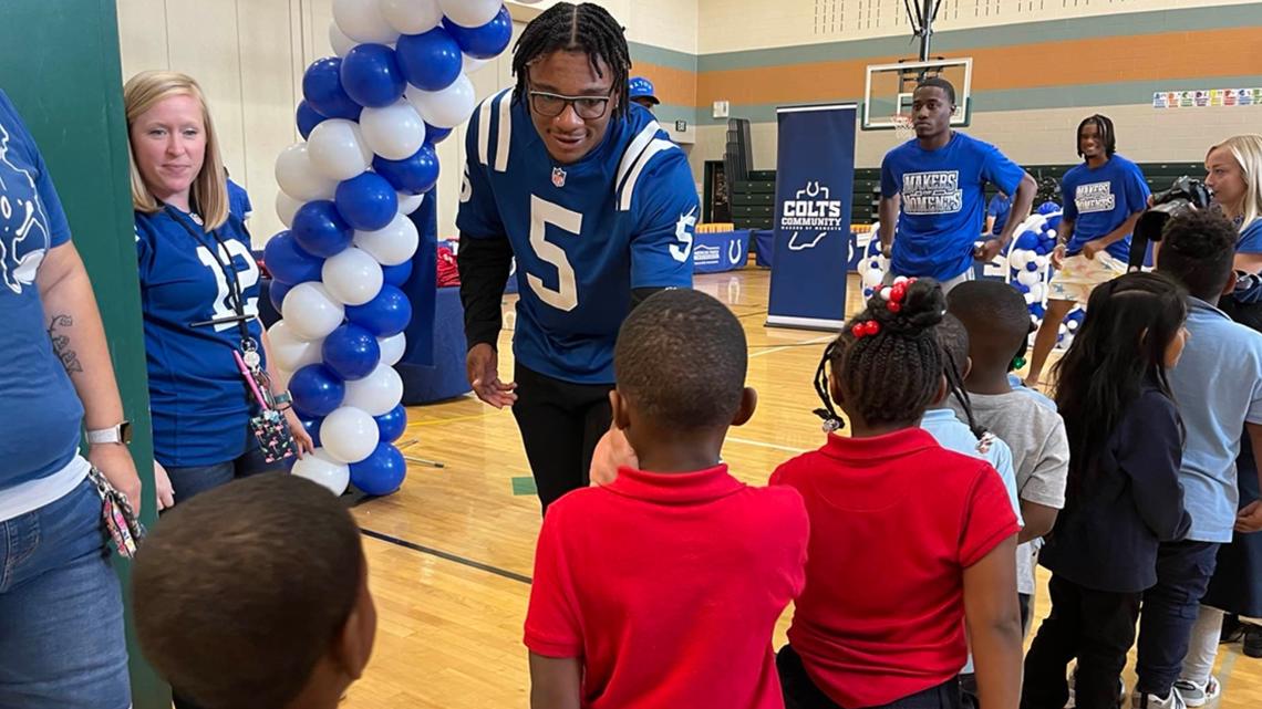 Indianapolis Colts players surprise students with books, clothes | wthr.com