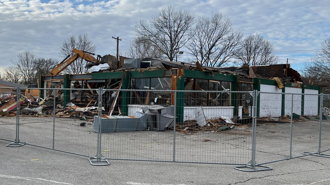 Burger Chef restaurant, site of 1978 murders, being demolished | wthr.com