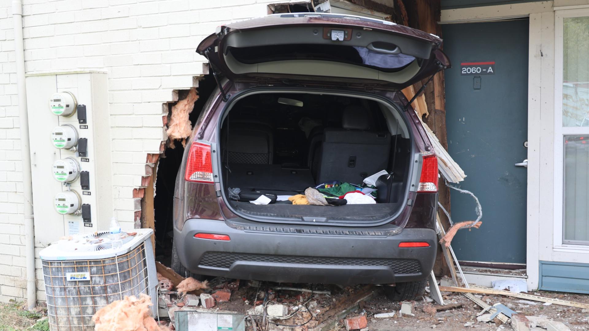 Driver crashes car into north Indianapolis apartment building | wthr.com