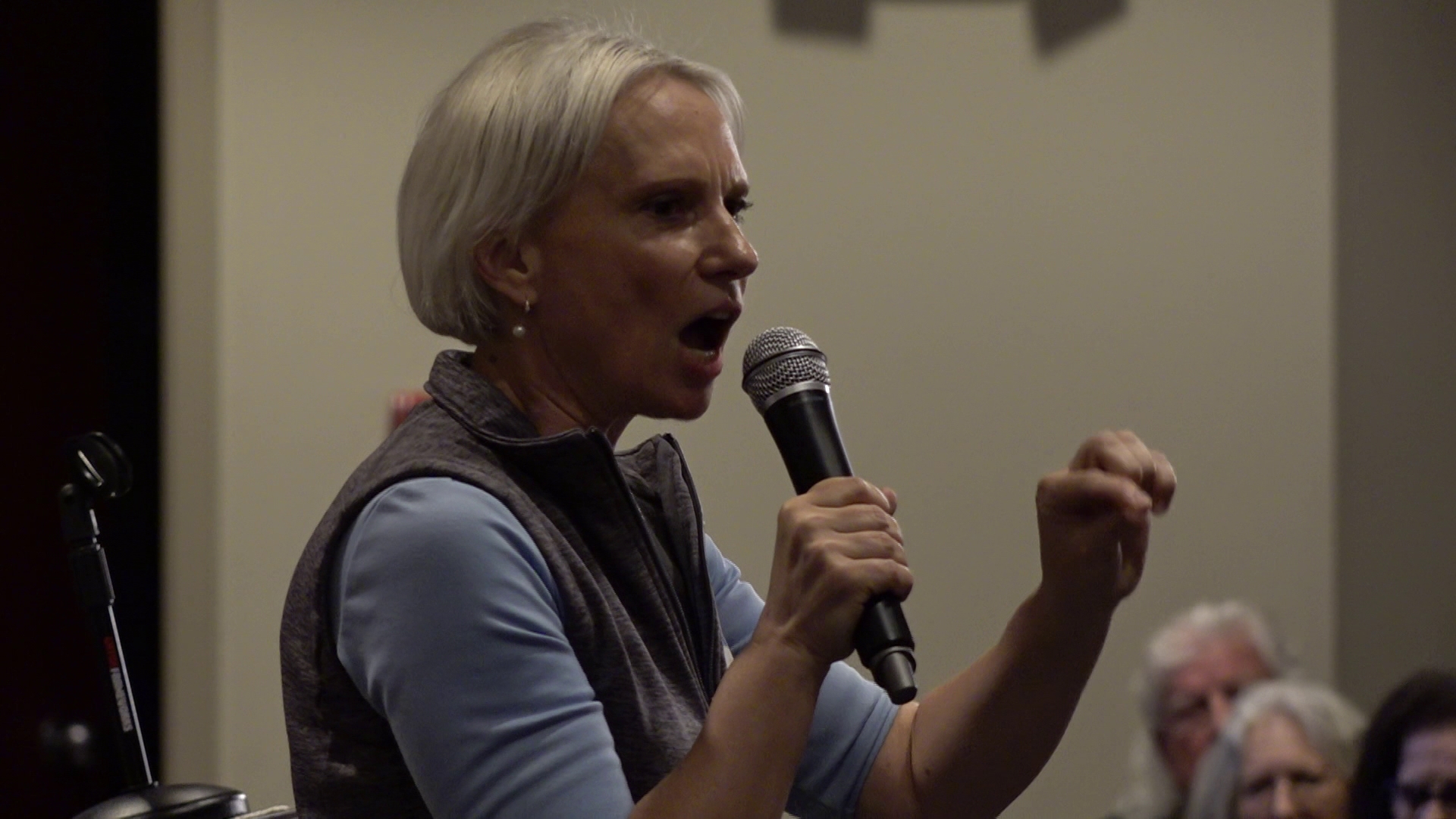 Vocal crowd greets Indiana Rep. Victoria Spartz at Muncie town hall | wthr.com