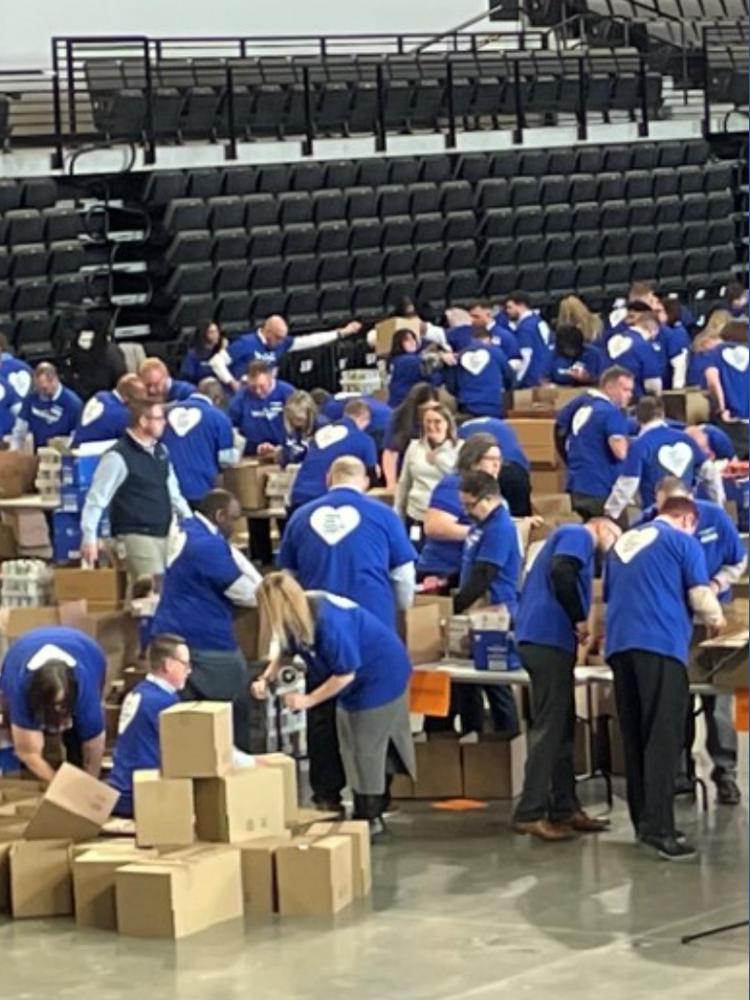 Kroger leaders fill 1,000 boxes to help fight against hunger | wthr.com