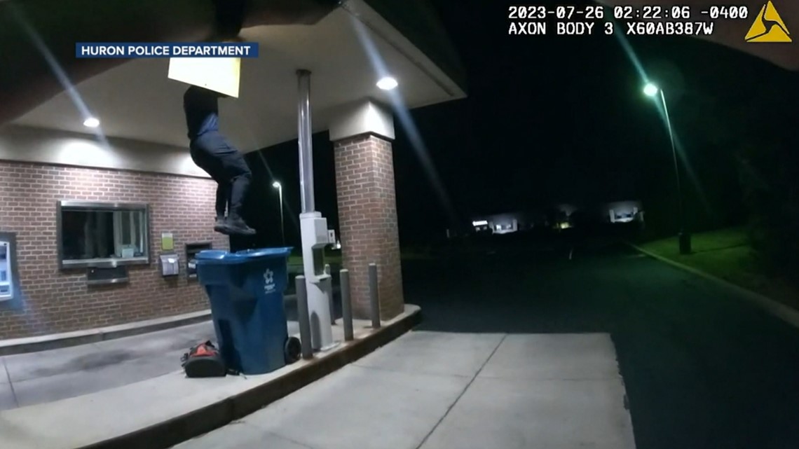 Police watch as bank robber falls into recycling bin | wthr.com