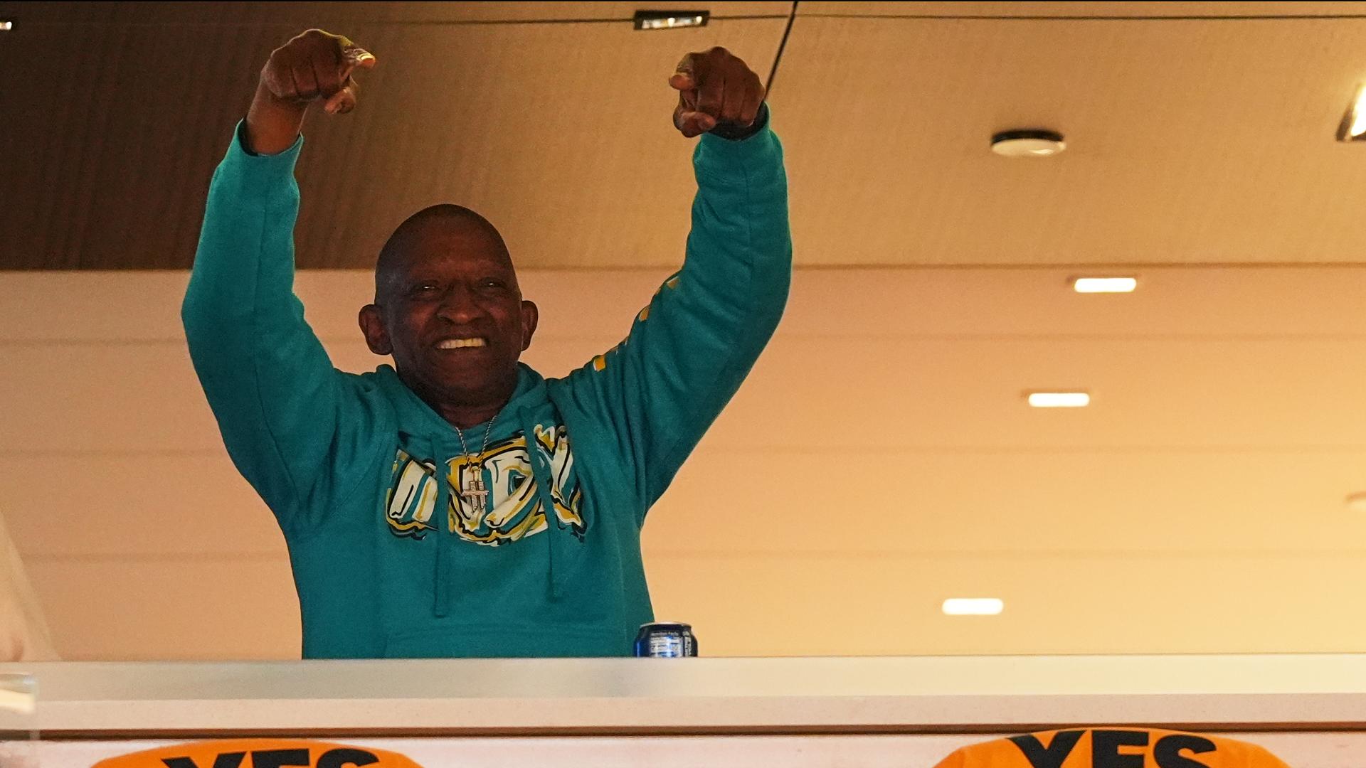 Haliburton welcomes back his father with historic performance in Pacers ...