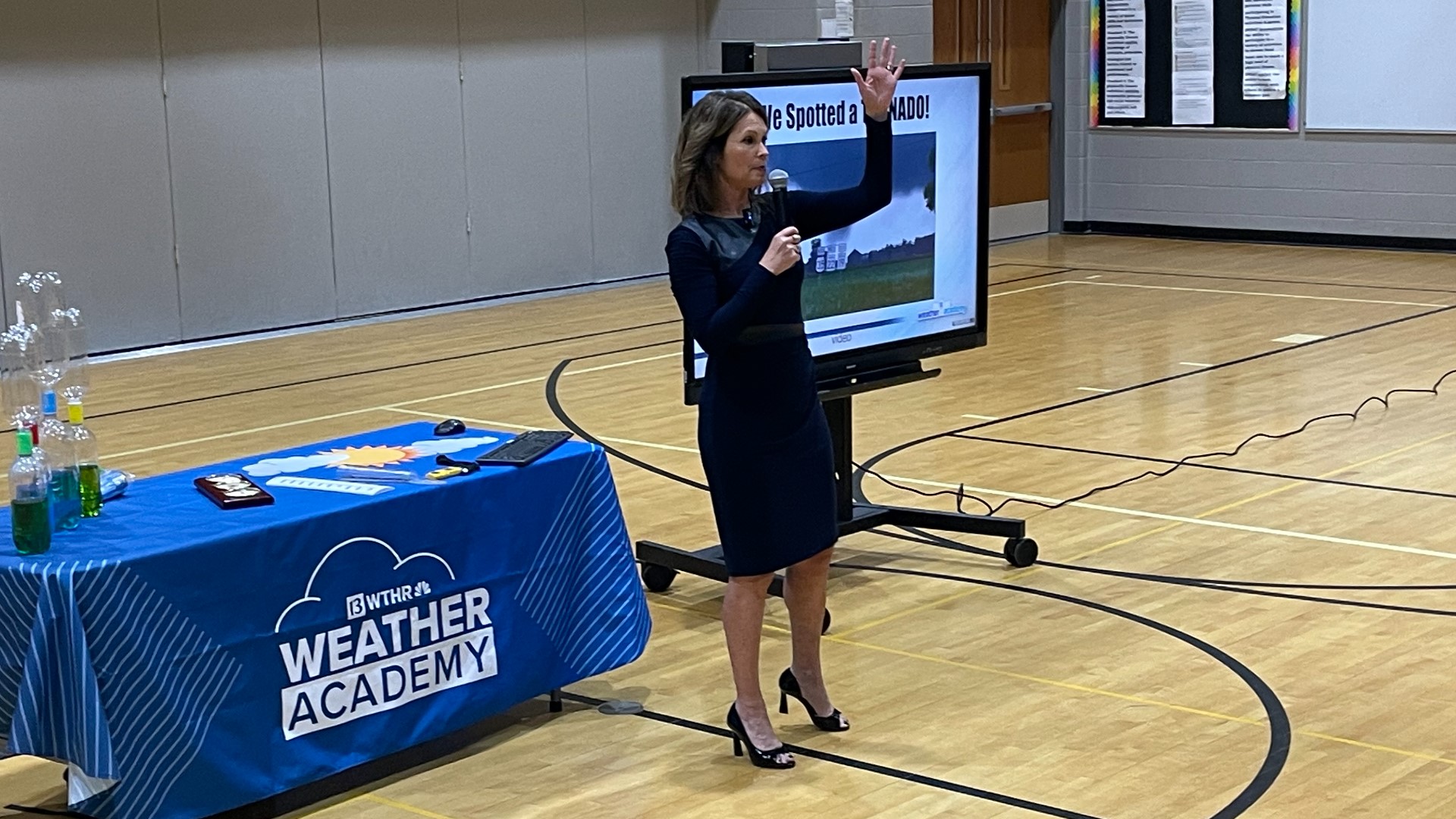 Sunnyside Elementary receives visit from 13 Weather Academy | wthr.com