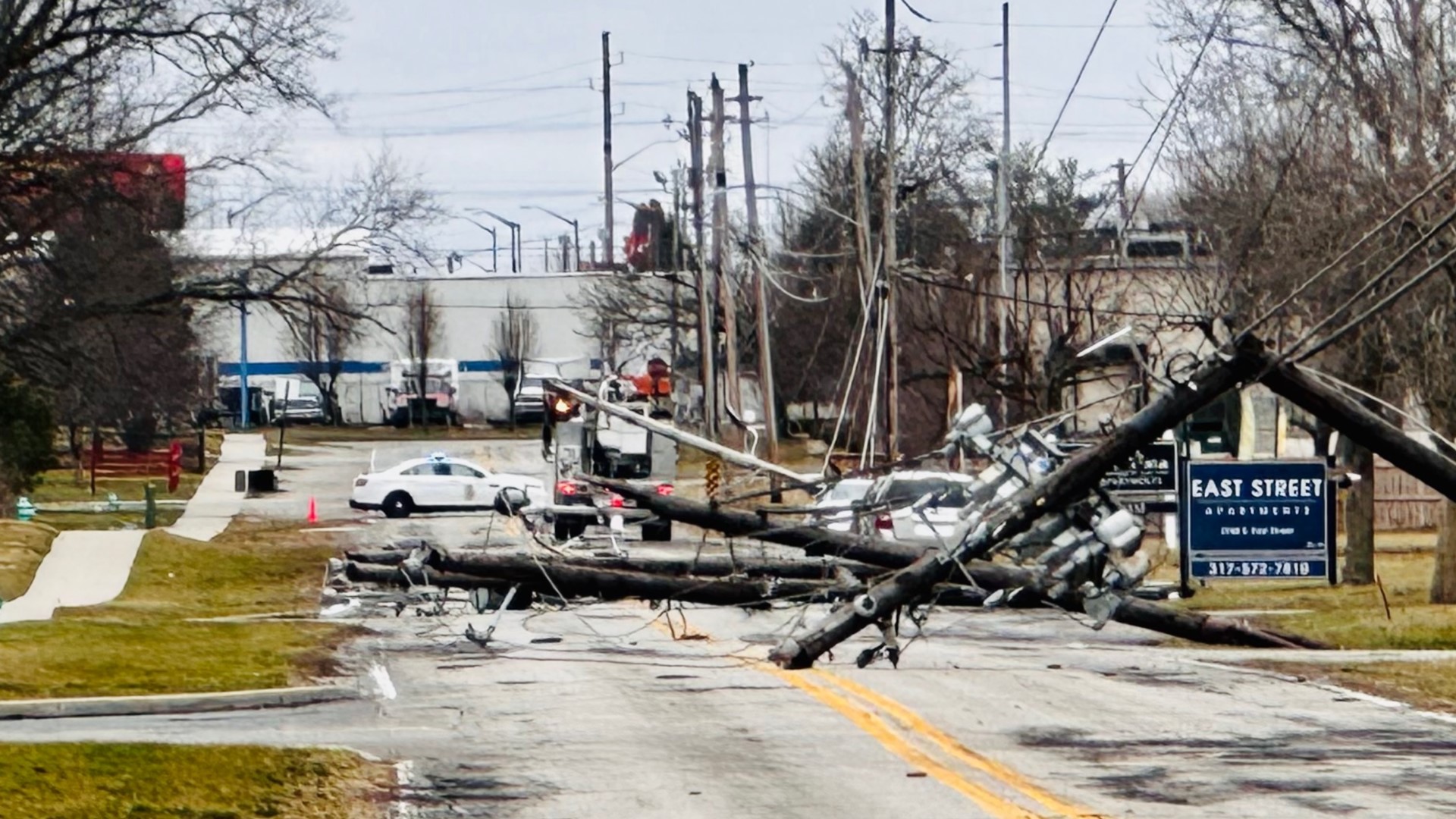 Heavy winds cause damage, power outages in central Indiana | wthr.com