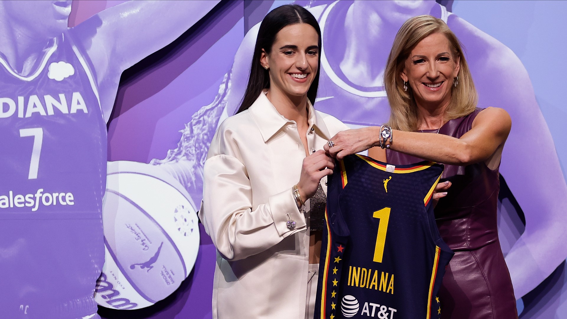 Caitlin Clark comes to Indy | In the News Look Back | wthr.com