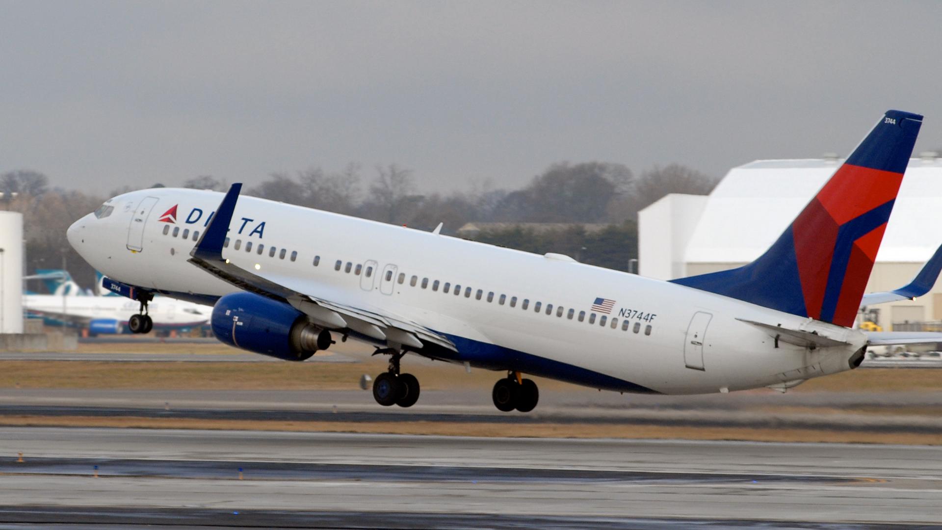 25 hospitalized after Delta Airlines flight hits turbulence, makes ...