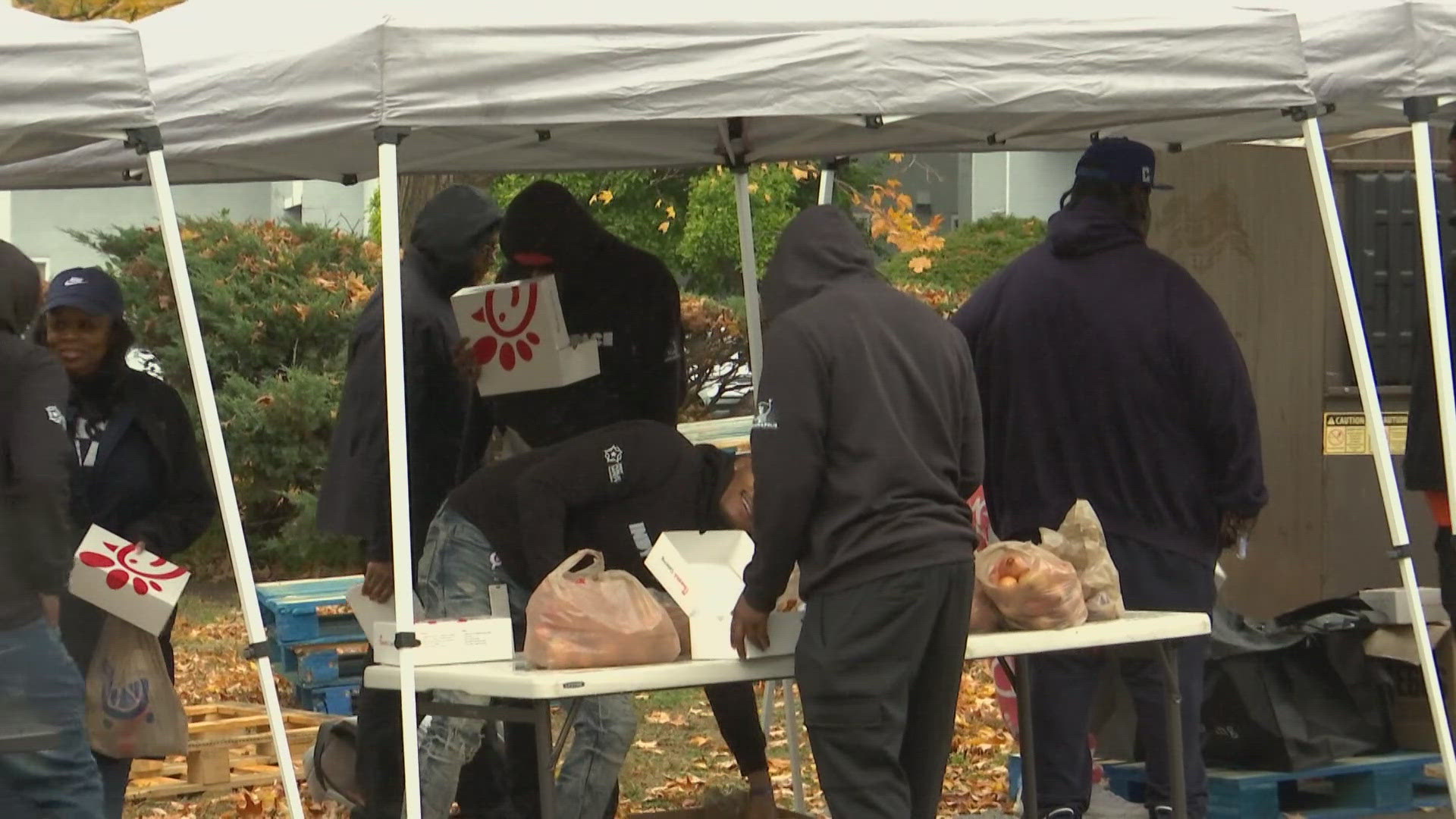 With SNAP benefits on hold, Indianapolis organizations fill the need ...