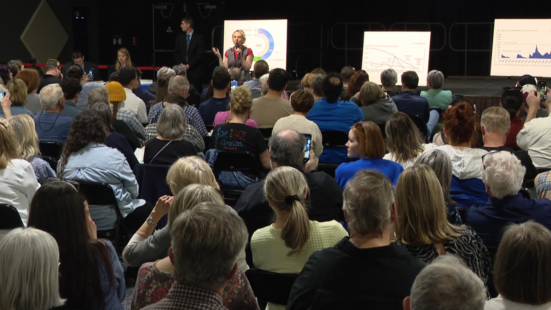 Rep. Victoria Spartz faces rowdy town hall in Westfield | wthr.com