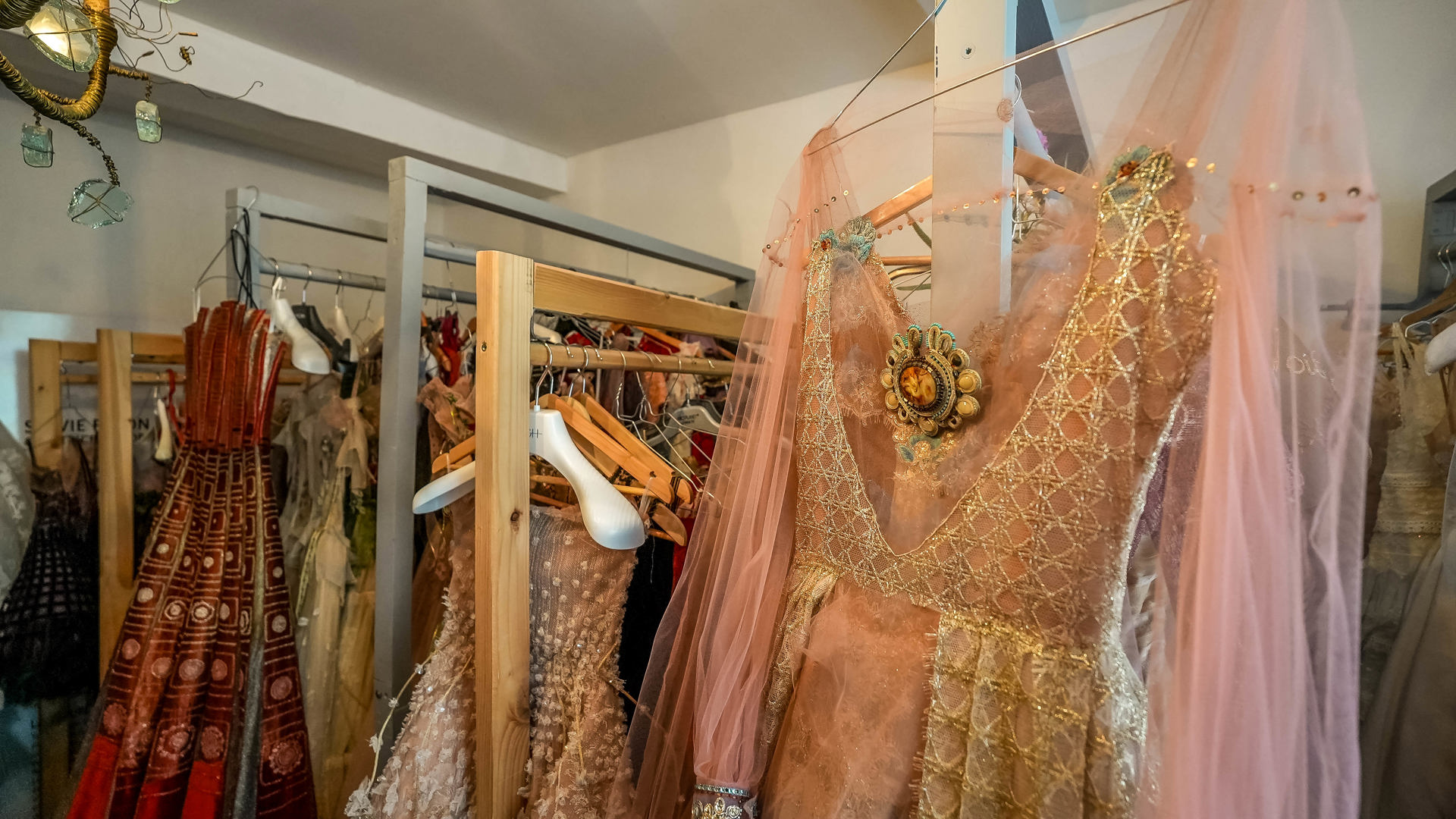 French fashion designer creates one-of-a-kind gowns | wthr.com