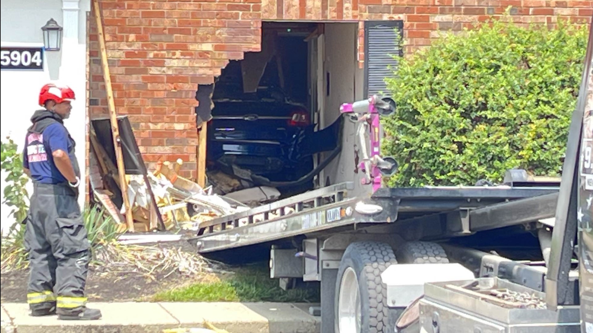 Car crashes into building on Indy's west side | wthr.com