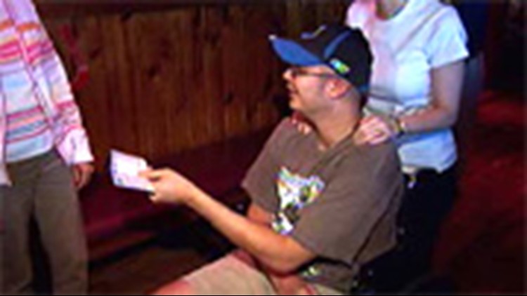 Wounded officer gets hero's welcome | wthr.com