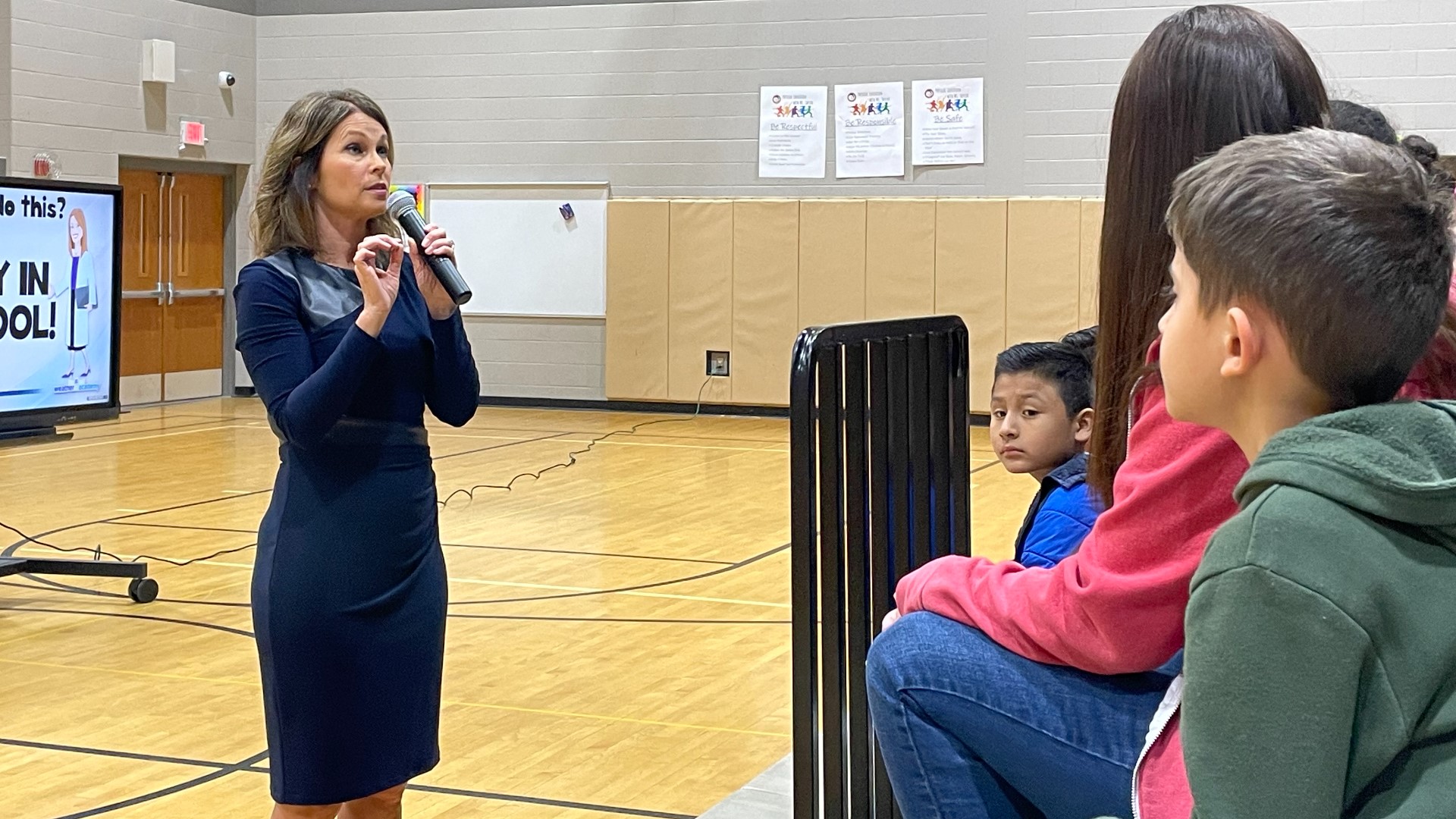 Sunnyside Elementary receives visit from 13 Weather Academy | wthr.com
