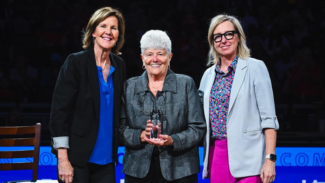 Lin Dunn honored with first 'Inspiring Women Award' by Indiana Fever ...