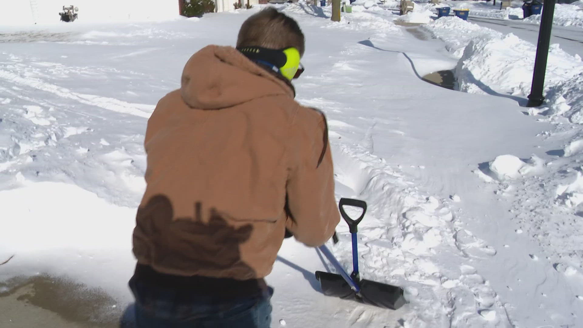 Snow Buddies helping to clear Indianapolis sidewalks | wthr.com