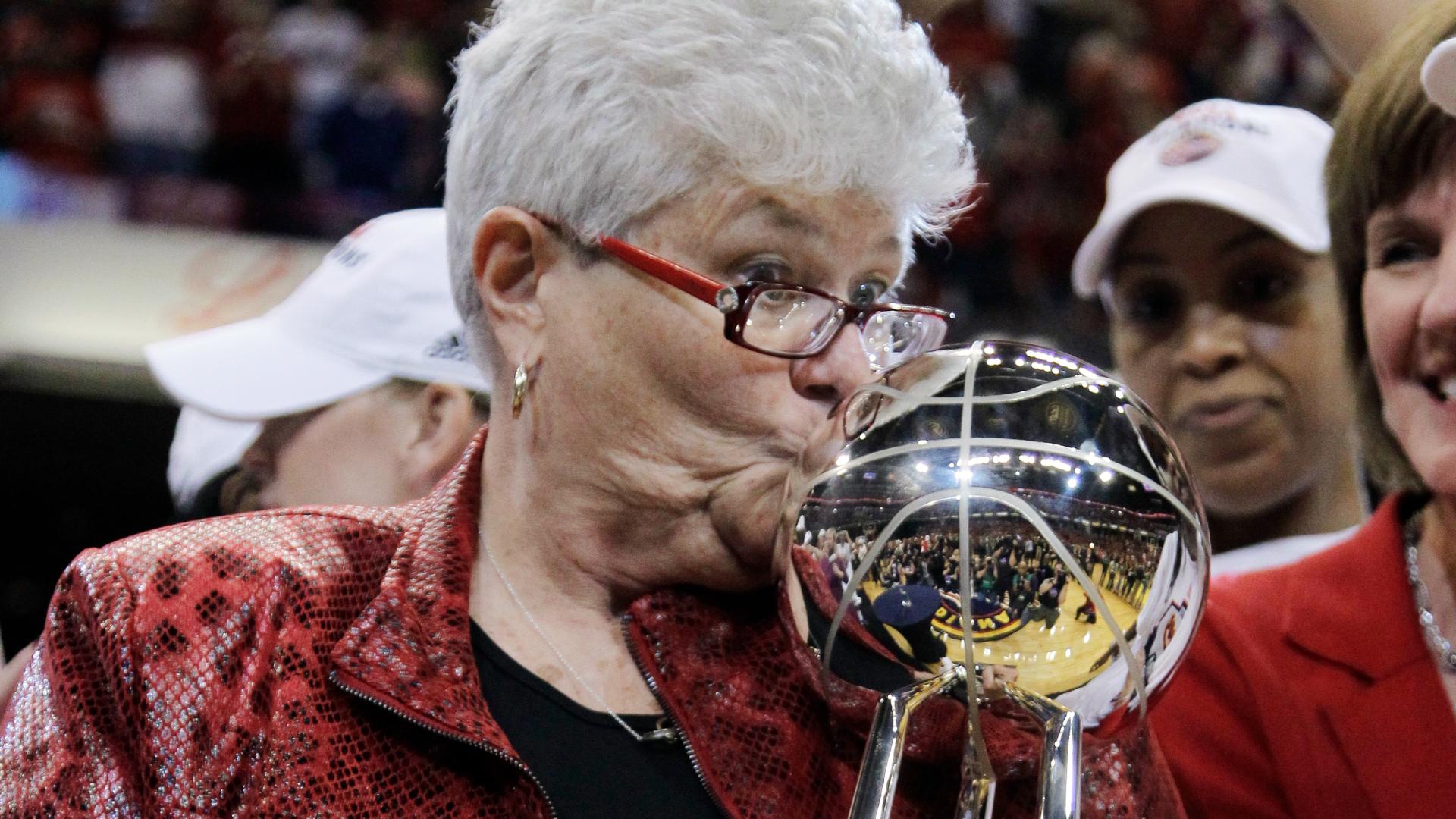 Lin Dunn honored with first 'Inspiring Women Award' by Indiana Fever ...