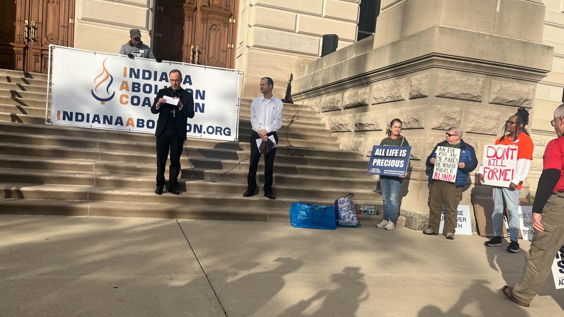 Dozens protest planned execution at Indiana Capitol Building | wthr.com