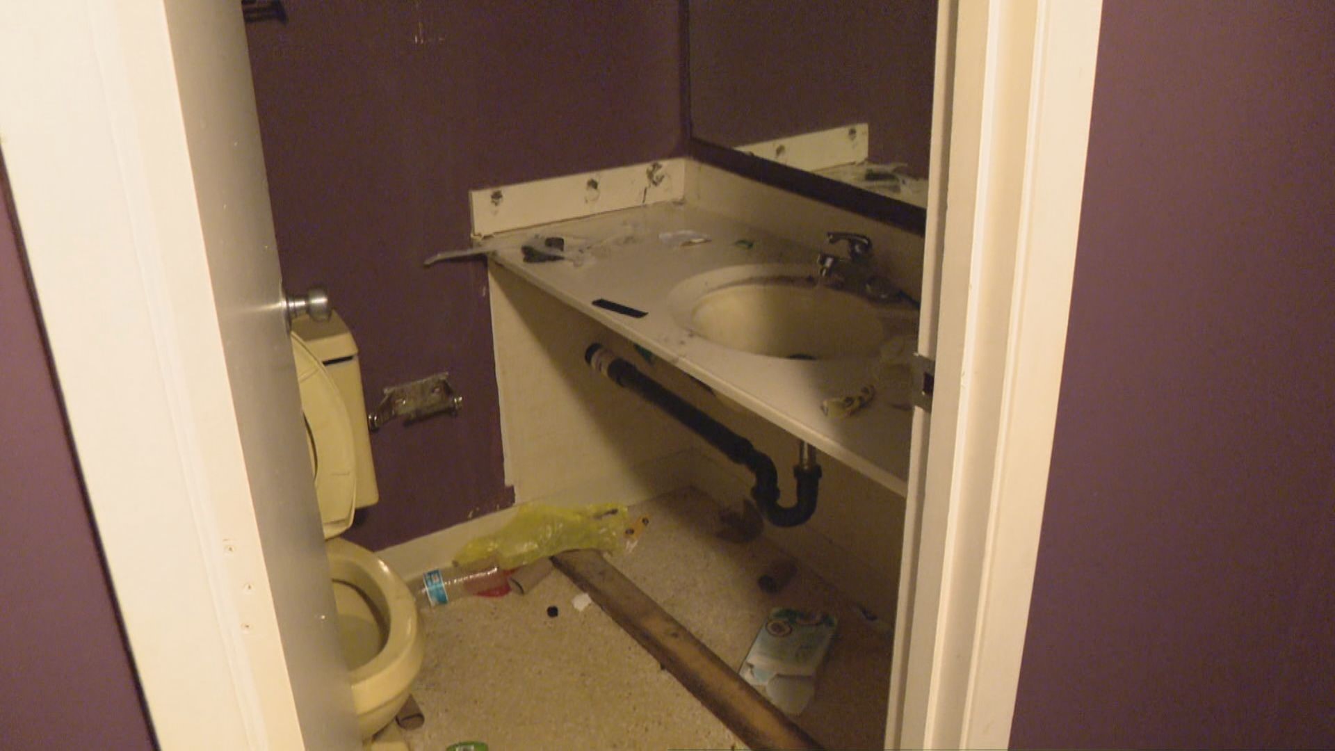 Judge: Tenants must leave Red Carpet Inn & Fanta Suites | wthr.com