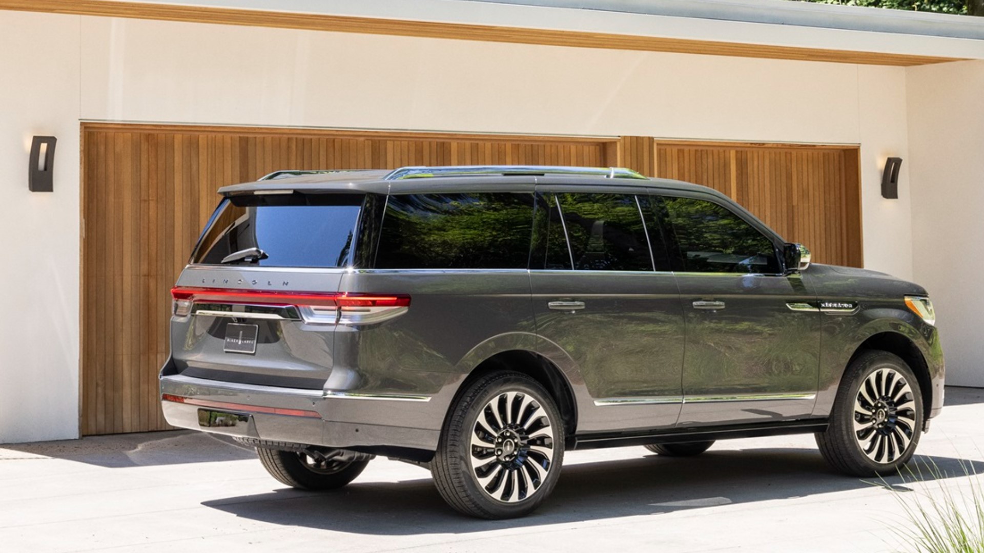 Lincoln Navigator Reserve strives to earn its lofty price | wthr.com