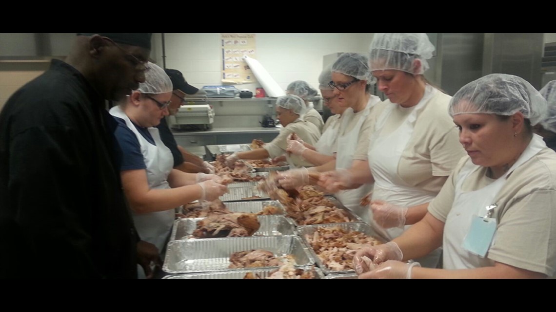 Inmates learn to cook Thanksgiving to help others - and themselves ...