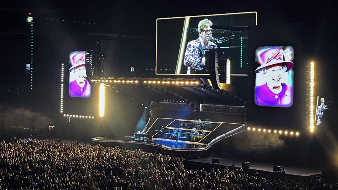 Elton John pays tribute to Queen Elizabeth during Toronto show | wthr.com