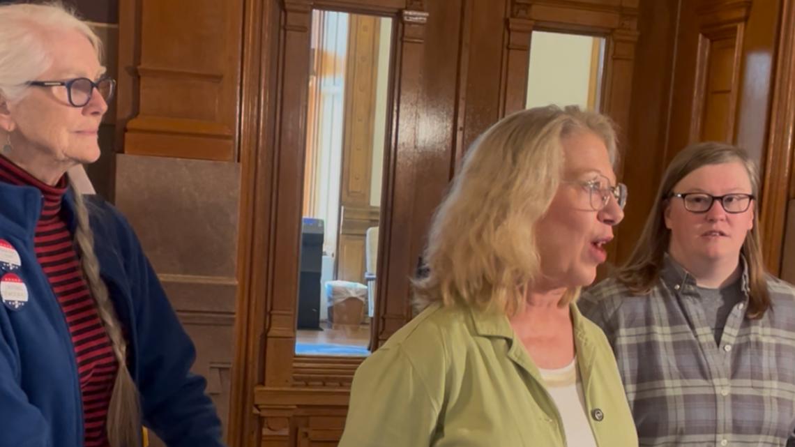 Thousands more Hoosiers sign petition against redistricting | wthr.com