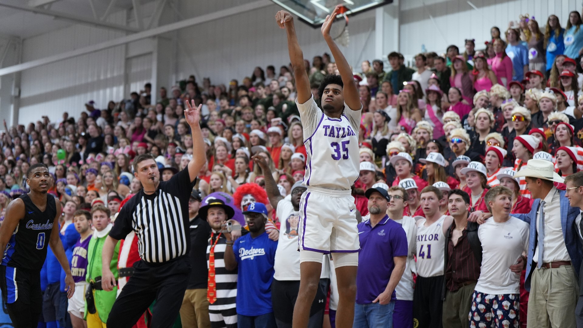 VIDEO: Taylor University's 2023 "Silent Night" game celebration | wthr.com