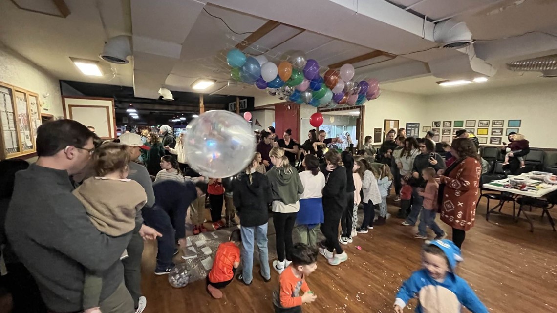 Greater Indianapolis Deaf Club hosts first 'Noon Year's Eve' | wthr.com