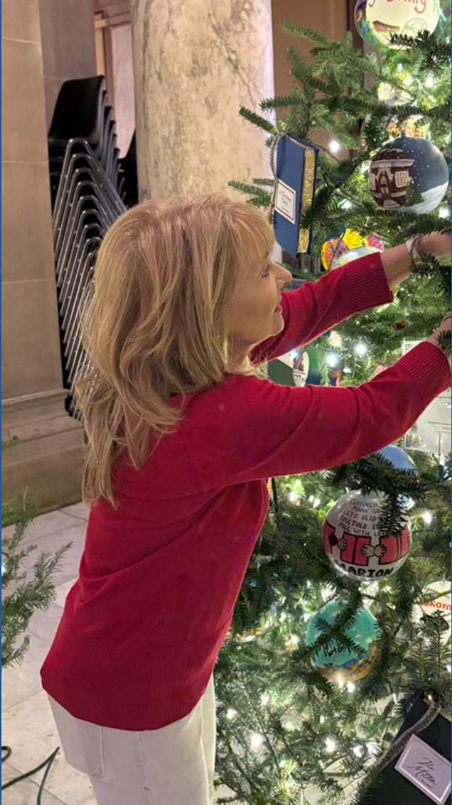 Indiana's first lady honors Dolly Parton's Imagination Library with ...