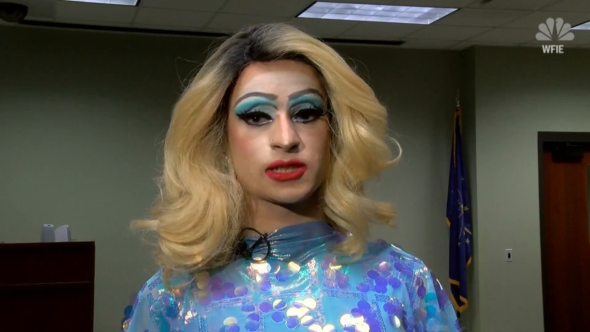 Hundreds turn out for 'Drag Queen Story Hour' in Evansville | wthr.com