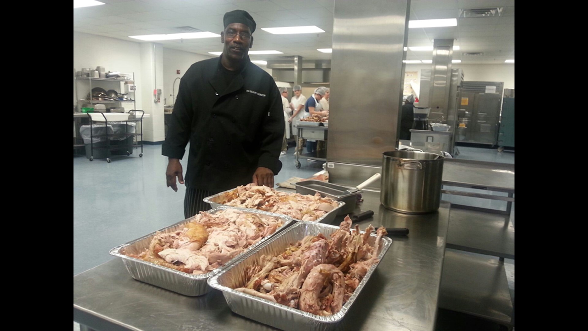 Inmates learn to cook Thanksgiving to help others - and themselves ...