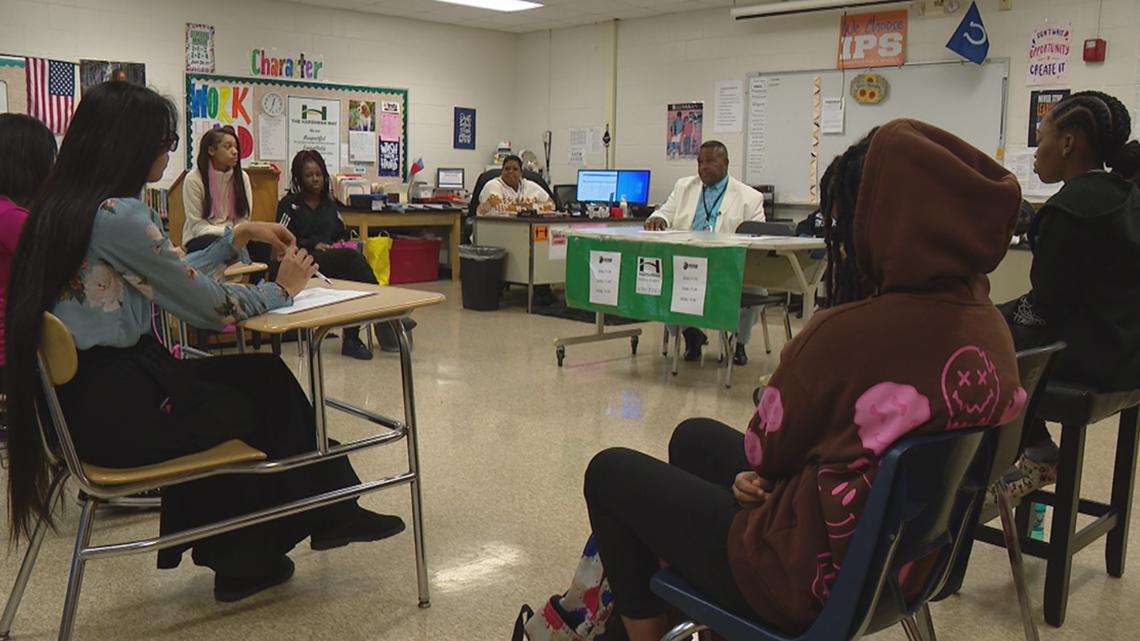 Teen mediators help curb violence at IPS middle school | wthr.com
