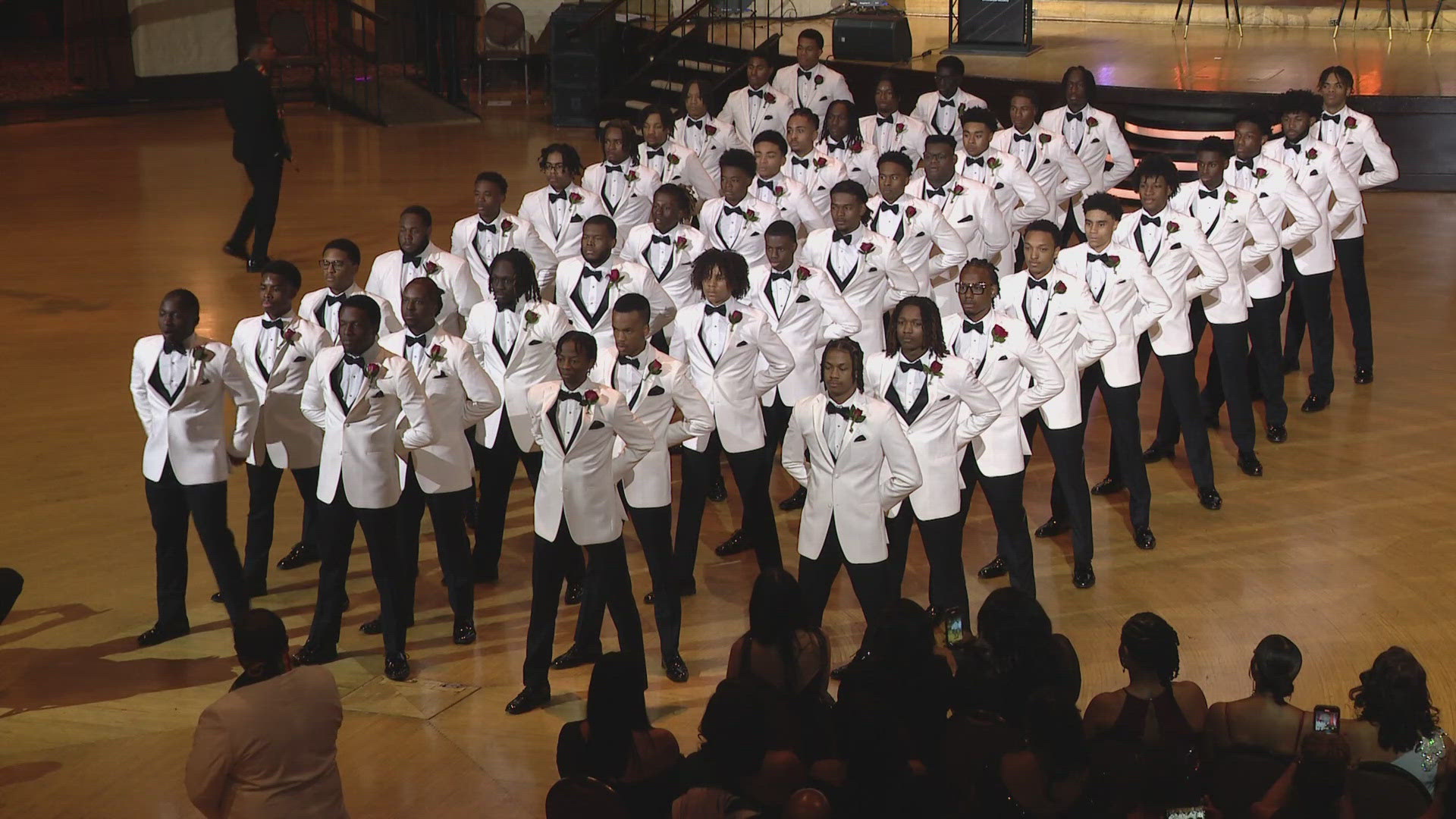 100 Black Men of Indy hosts 39th graduation of seniors | wthr.com